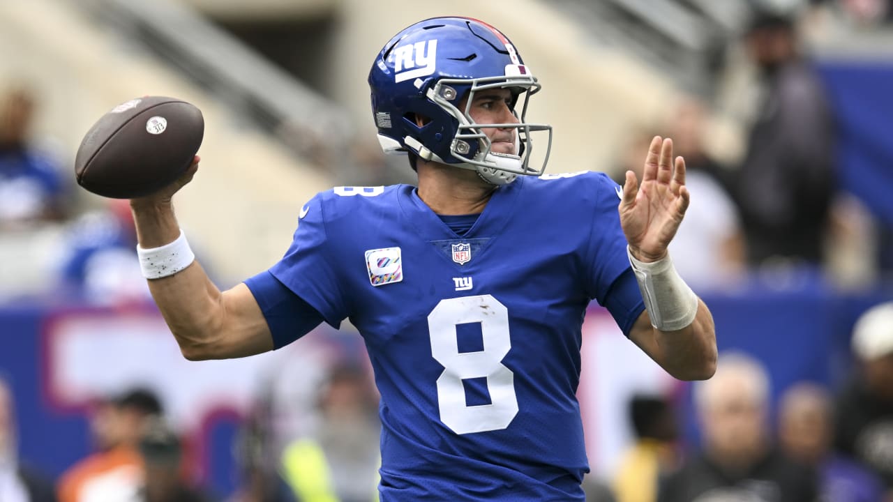 New York Giants quarterback Daniel Jones high-points tight end Daniel ...