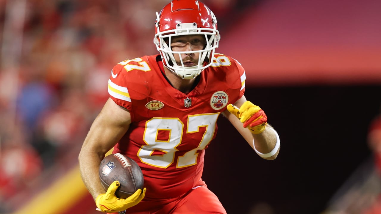 Kansas City Chiefs quarterback Patrick Mahomes pinpoints wide-open Chiefs tight end Travis Kelce ...