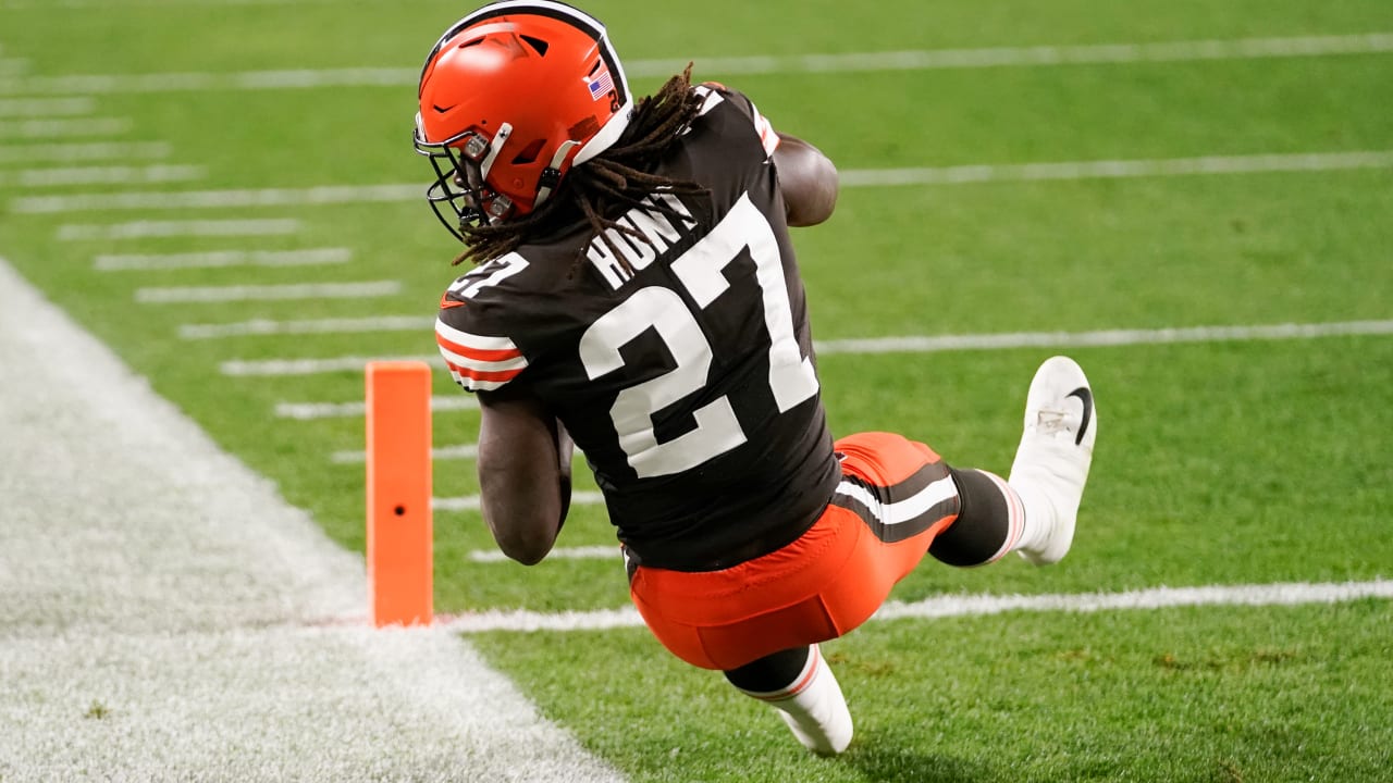 Mayfield works through progressions to find Hunt open for TD