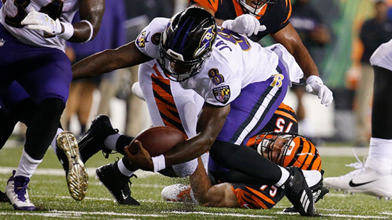 Lamar Jackson keeps it on QB rush for 5 yards