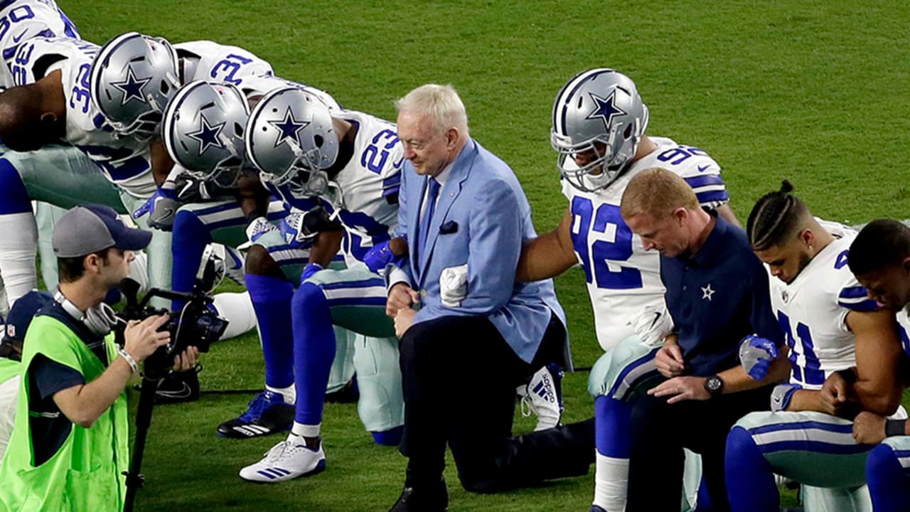 Cowboys, Cardinals players lock arms during anthem