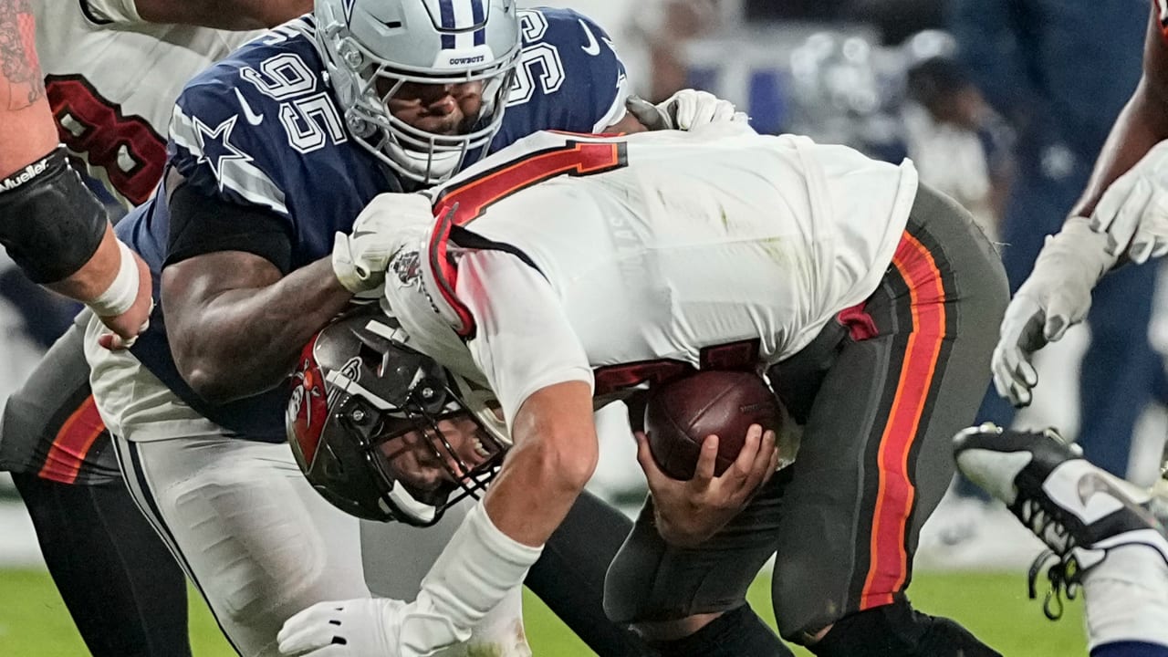 Dallas Cowboys defensive lineman Johnathan Hankins swarms Tampa Bay ...