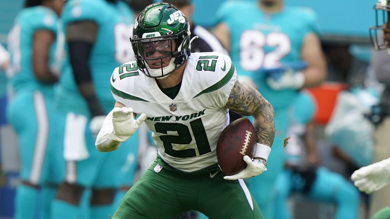 New York Jets safety Ashtyn Davis reads Miami Dolphins quarterback Tua ...