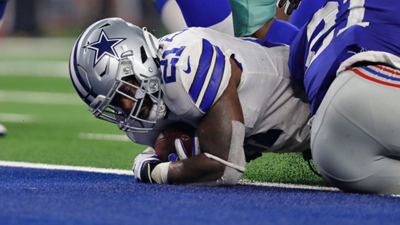 Ezekiel Elliott powers into the end zone with run up the middle
