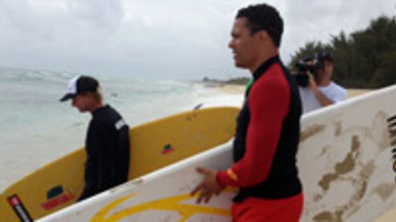 Pro surfers give NFL Pro Bowlers a lesson on the waves