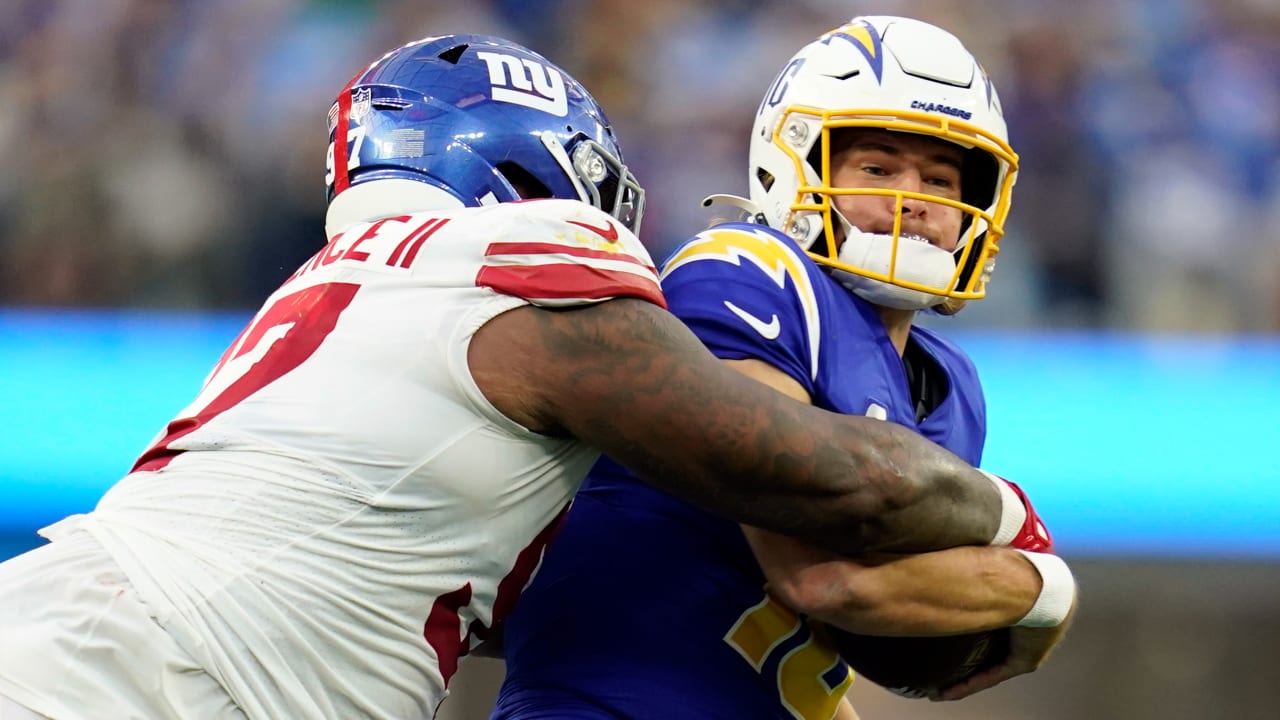 New York Giants defensive lineman Dexter Lawrence tracks down Los ...