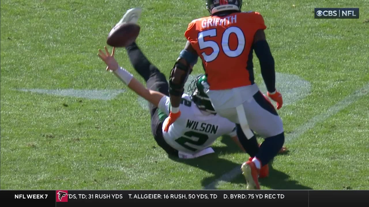 New York Jets quarterback Zach Wilson holds down his B button en route ...