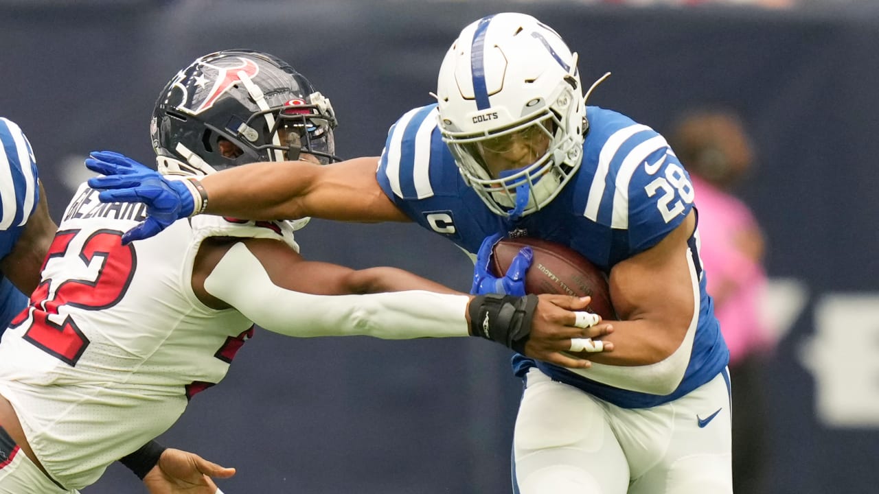 Indianapolis Colts running back Jonathan Taylor follows his blockers on ...