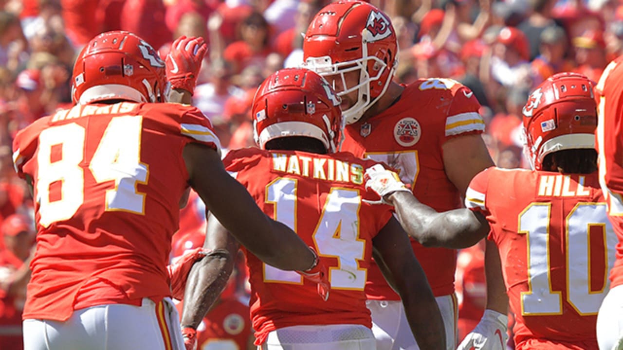 Watkins makes multiple defenders miss on his first Chiefs TD