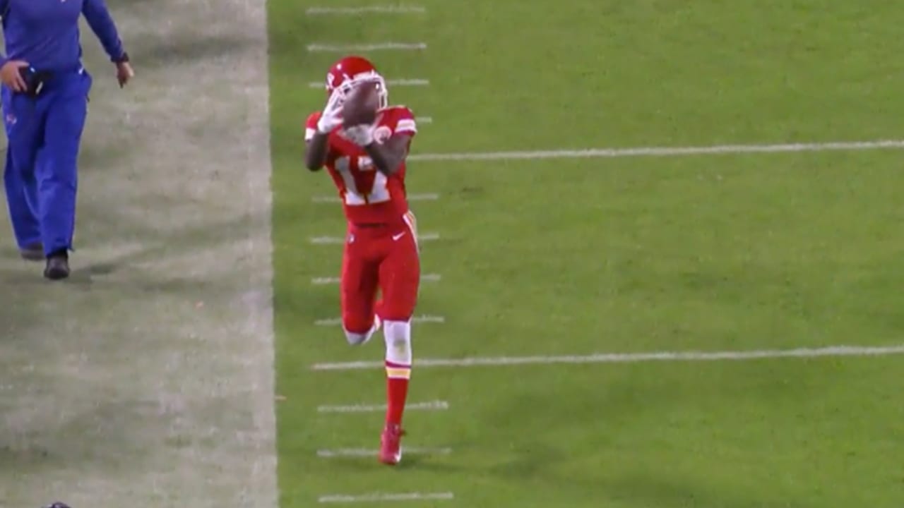 Kansas City Chiefs quarterback Patrick Mahomes uncorks a 25-yard ...