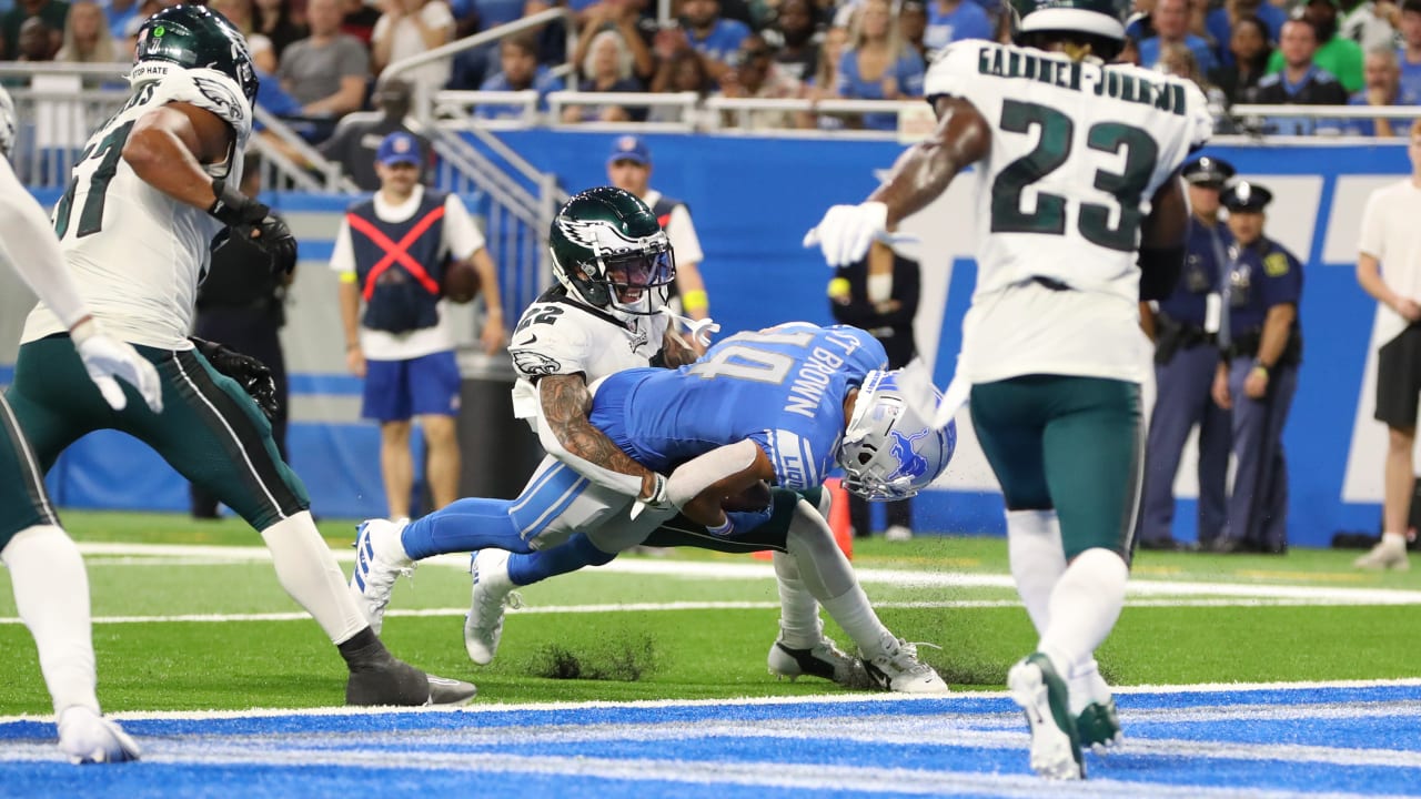Detroit Lions wide receiver Amon-Ra St. Brown shakes defender in space ...
