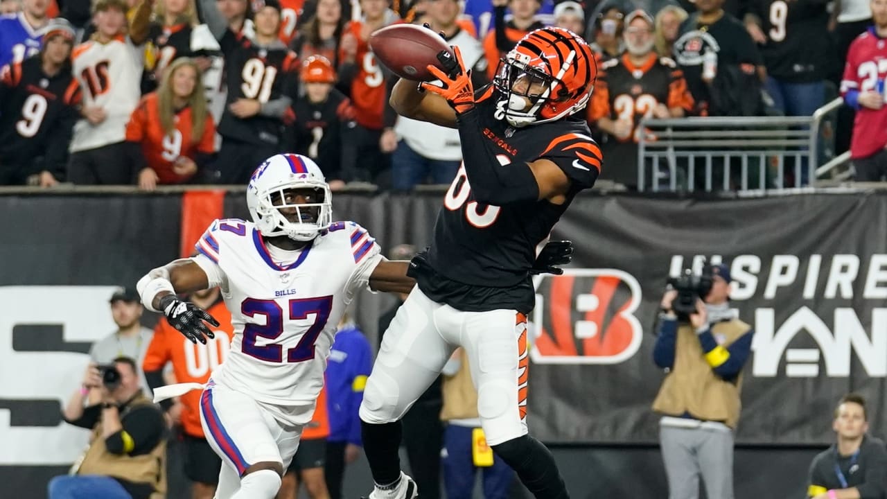 Cincinnati Bengals quarterback Joe Burrow delivers a strike to wide ...