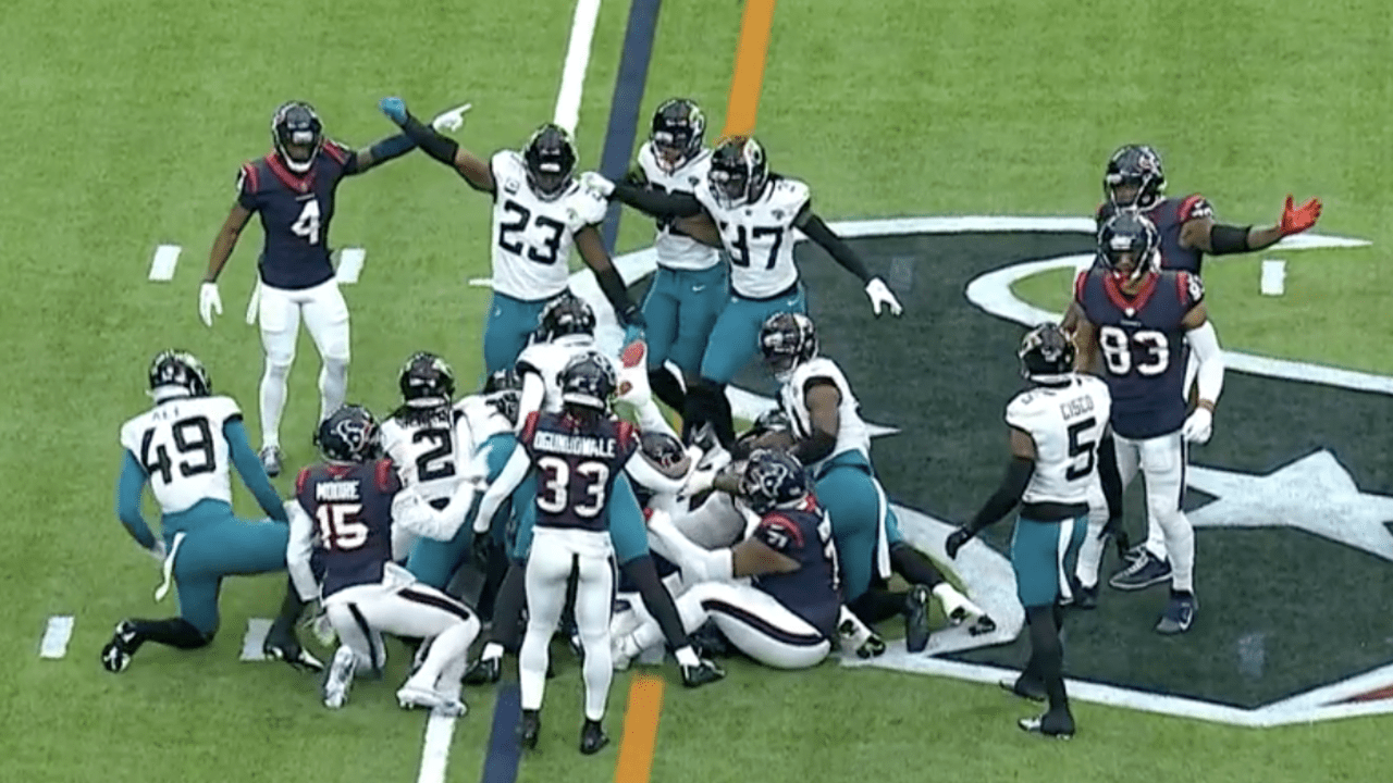 Jacksonville Jaguars' D stuff fourth-and-one QB sneak to force turnover