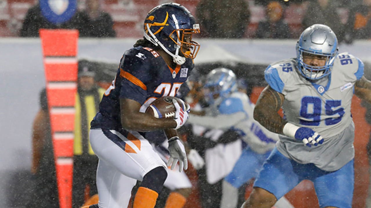 Akeem Hunt shows his moves for a big first down