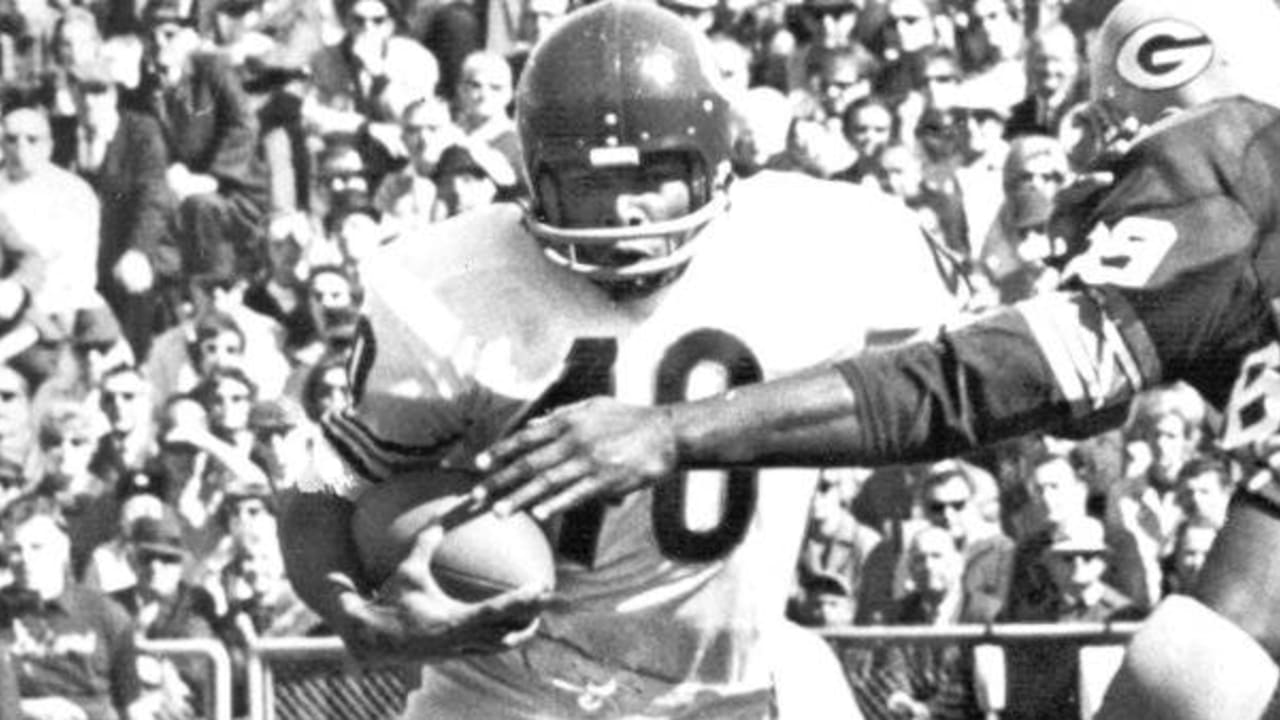 Gale Sayers, Bears legend and Hall of Fame RB, dies at 77