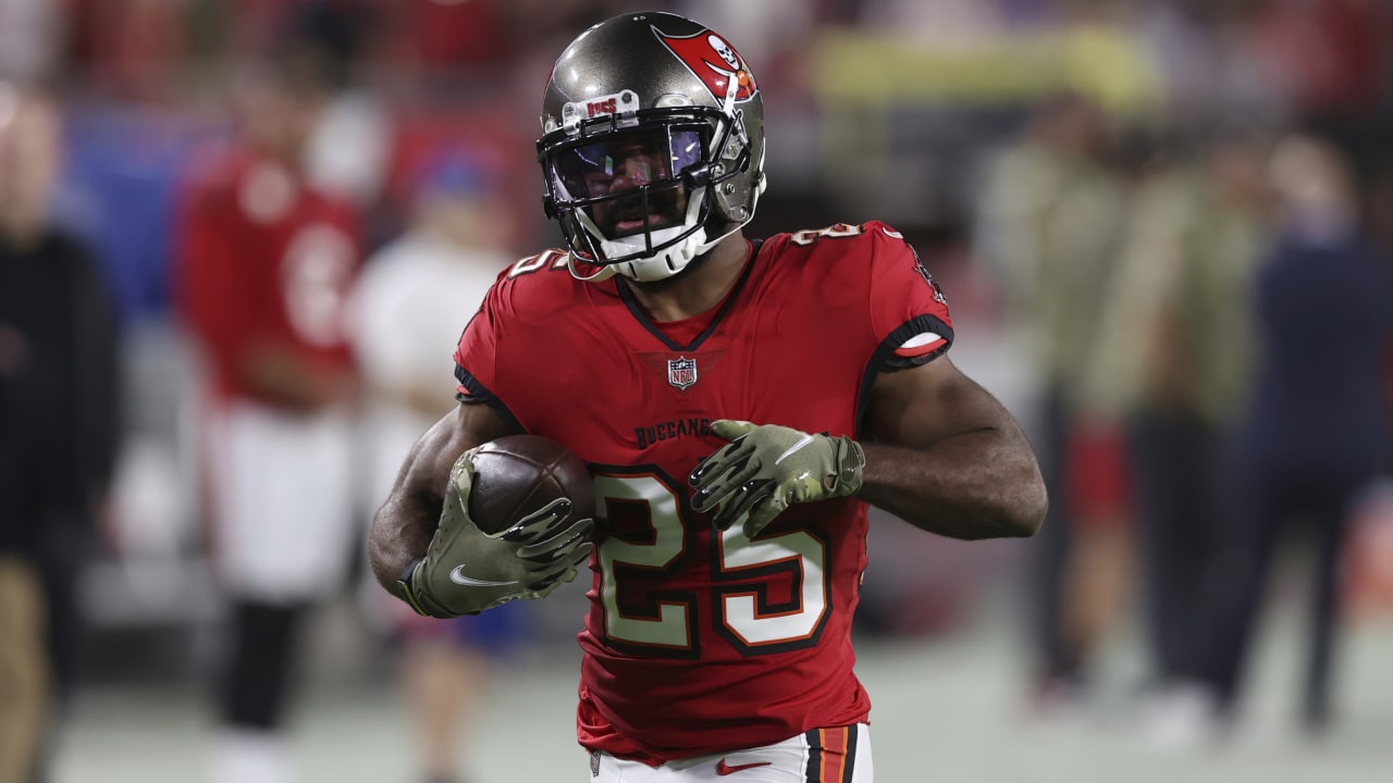 Giovani Bernard back with Buccaneers on one-year contract