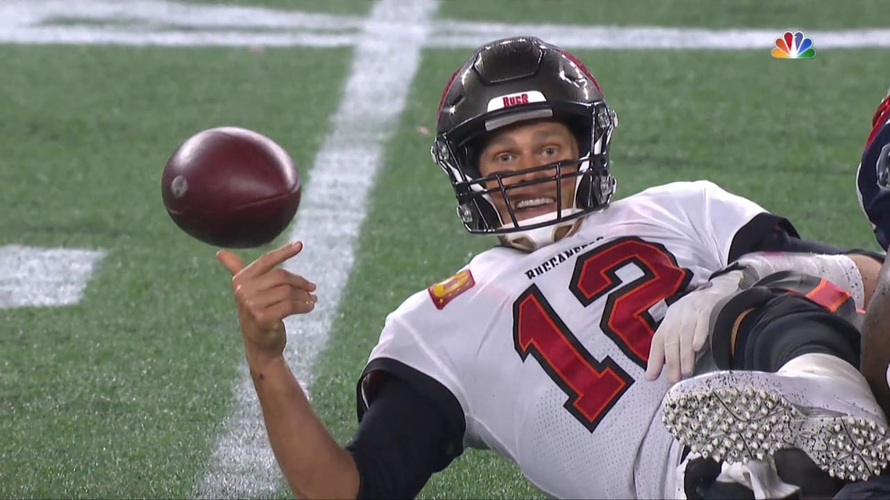 Tampa Bay Buccaneers quarterback Tom Brady uses his legs to get clutch ...