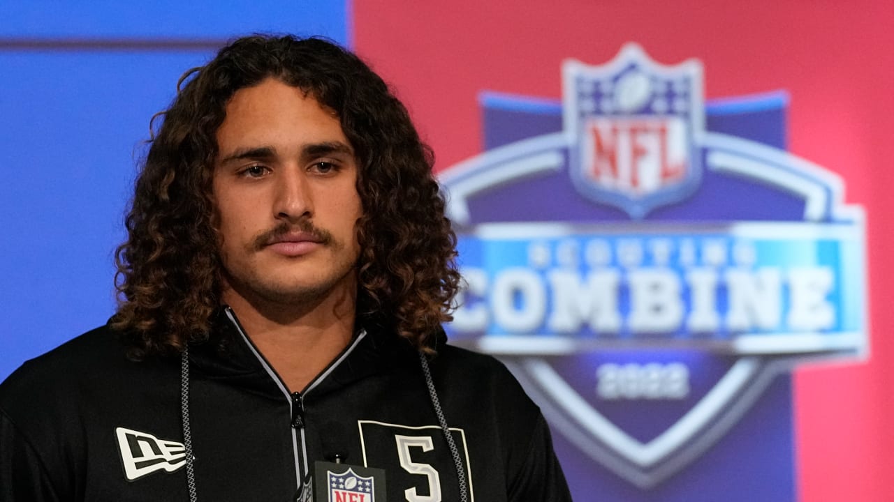UCLA TE Greg Dulcich on much ado about hairdo: 'I roll out of bed and ...