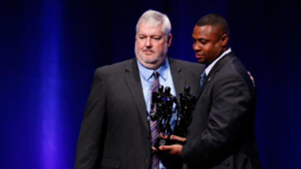Mike Grant wins Don Shula NFL High School Coach of Year Award