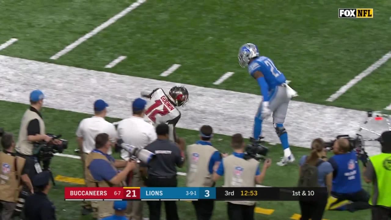 Chris Godwin works open for big 38-yard catch and run