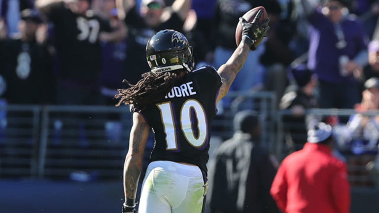 Chris Moore climbs ladder to pull in 30-yard catch