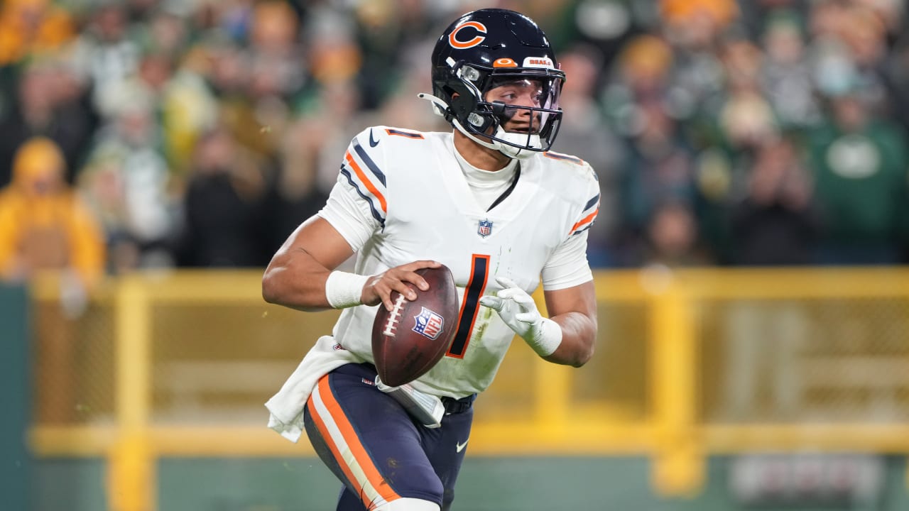 Chicago Bears rookie quarterback Justin Fields gets the Bears into ...