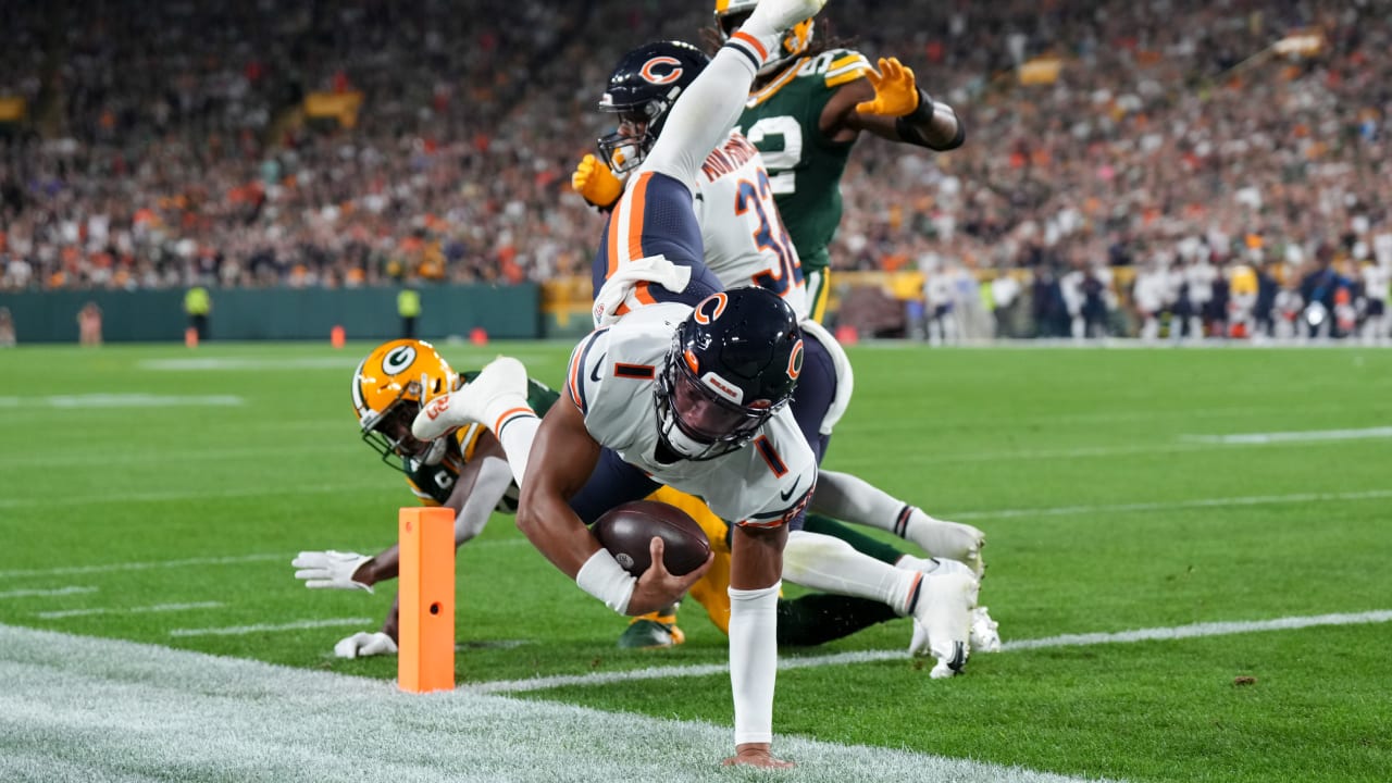 Chicago Bears quarterback Justin Fields torpedoes over pylon on a ...