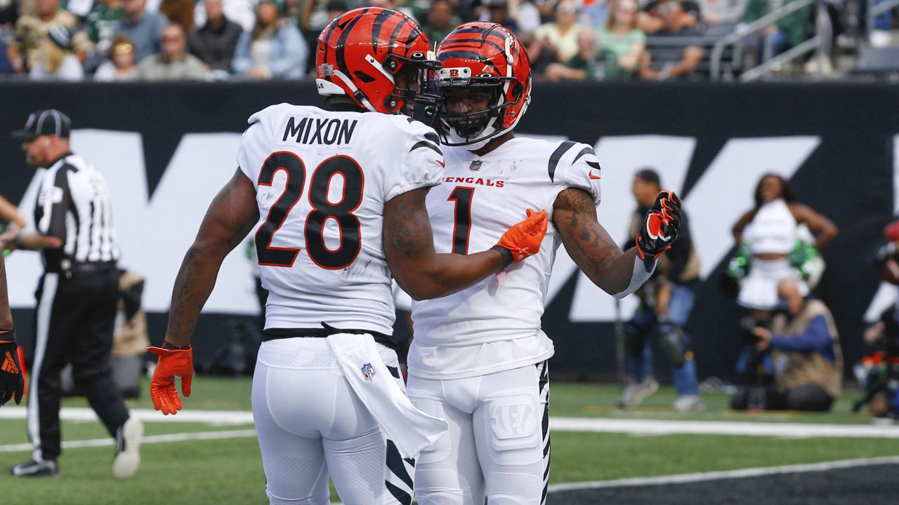 Cincinnati Bengals running back Joe Mixon evades the heat for 1-yard TD