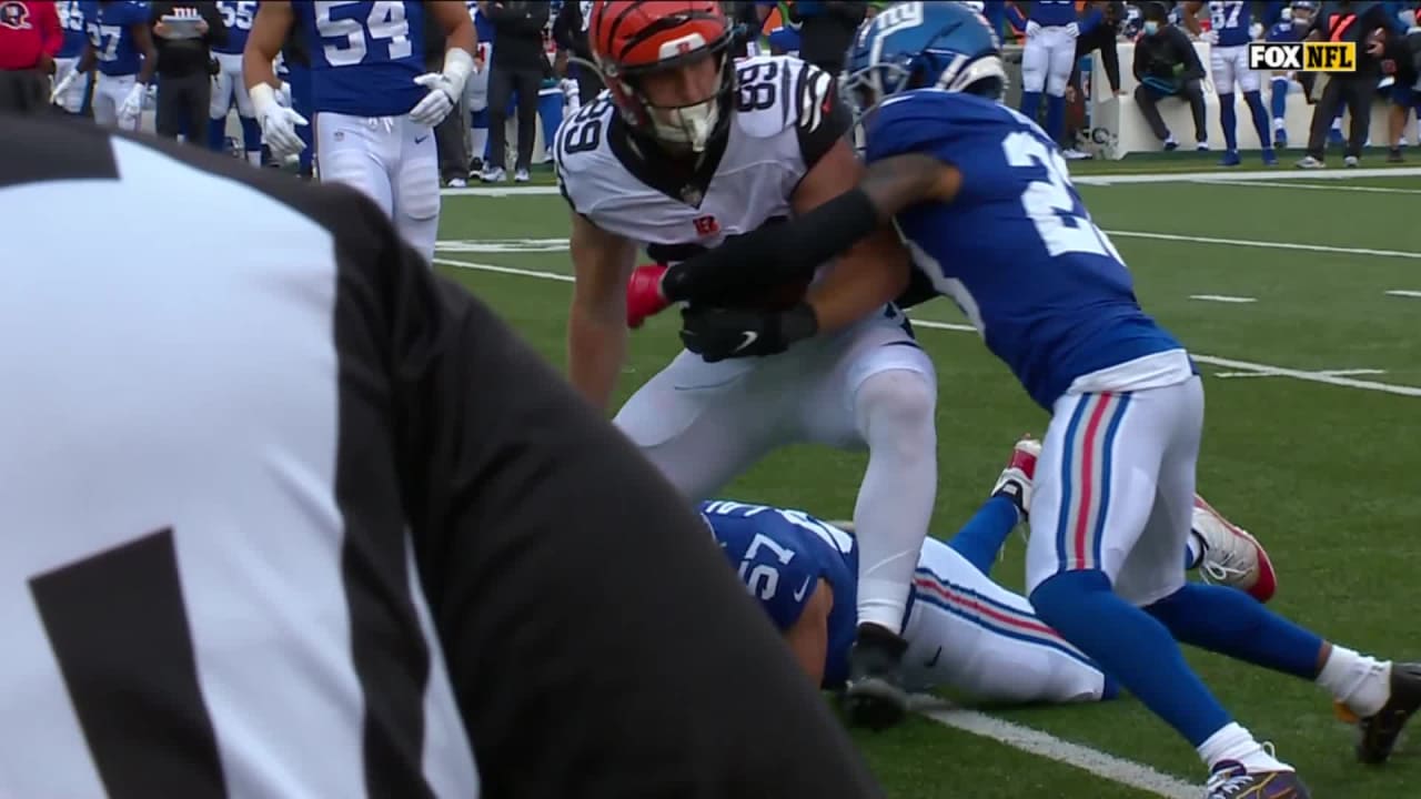 New York Giants safety Logan Ryan forces and recovers fumble with heads ...
