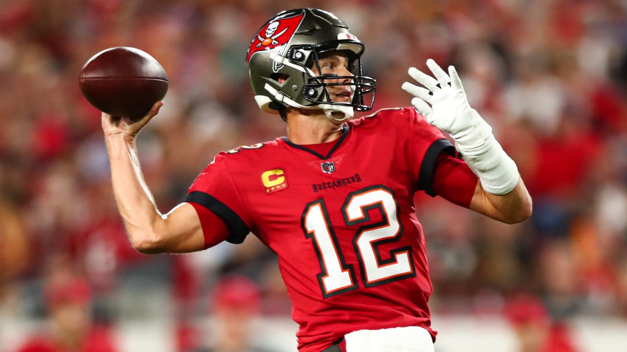 Tampa Bay Buccaneers quarterback Tom Brady's soft-spot lob through ...