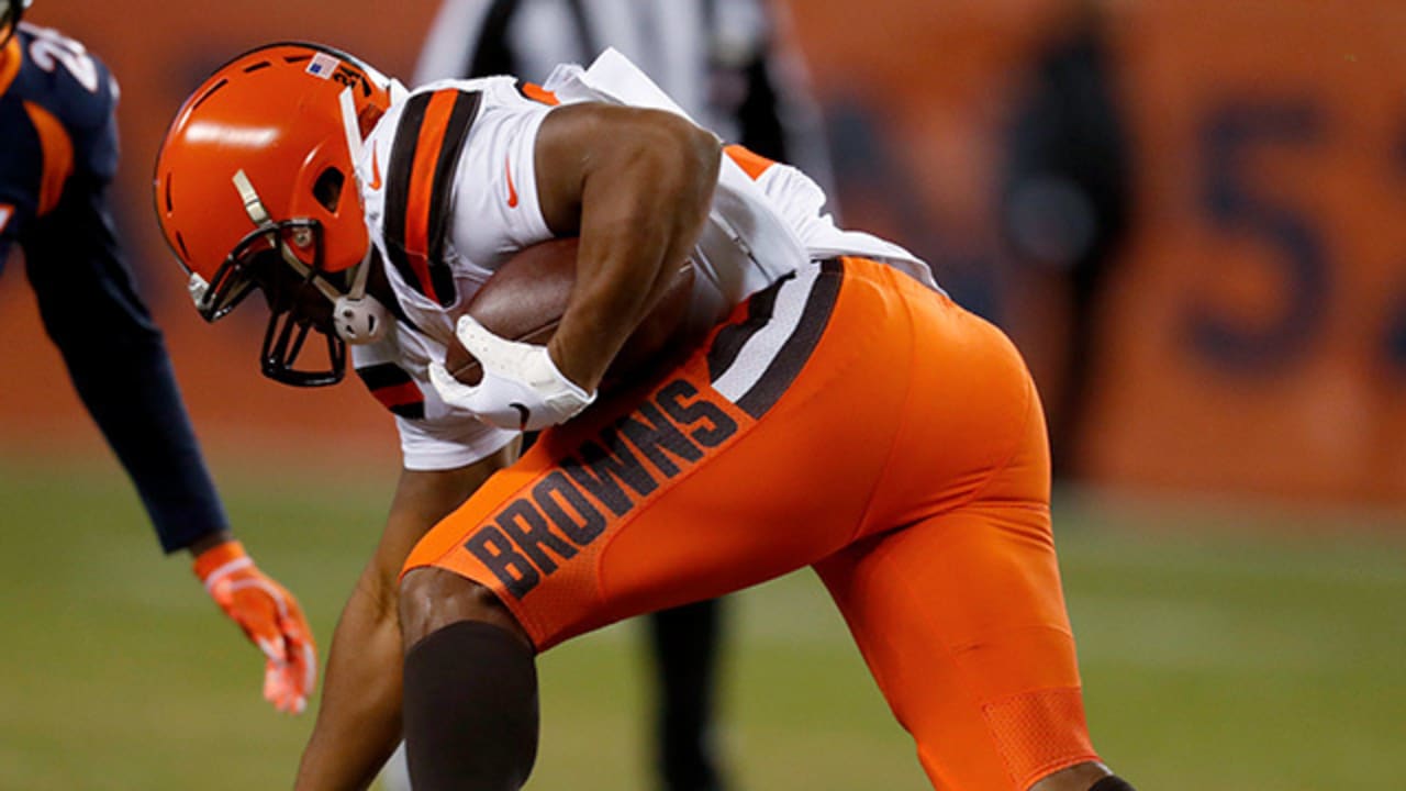 Nick Chubb bursts past defenders on first-down run