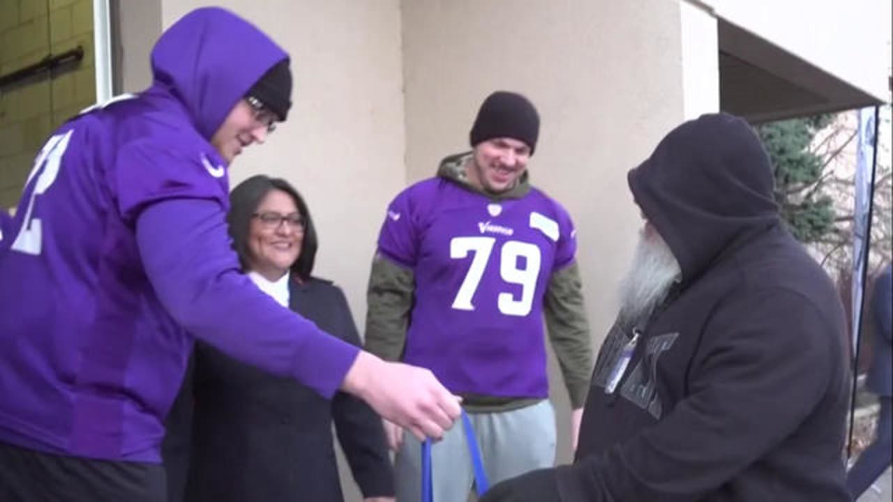 Minnesota Vikings offensive linemen distributed Thanksgiving meals to ...