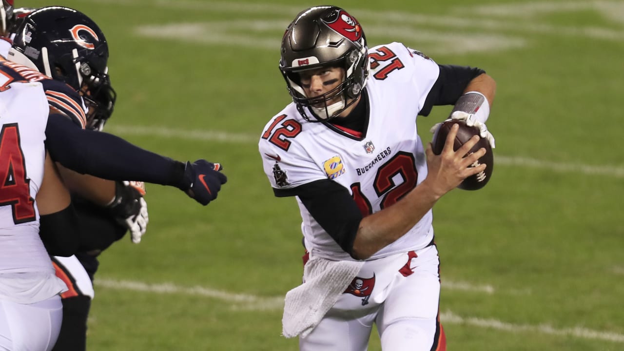 Tampa Bay Buccaneers quarterback Tom Brady turns back the clock for ...