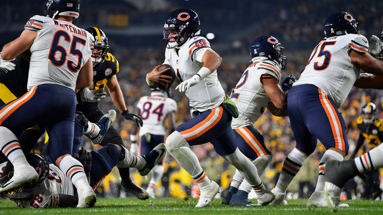 Chicago Bears quarterback Justin Fields escapes muddy pocket for 17 ...