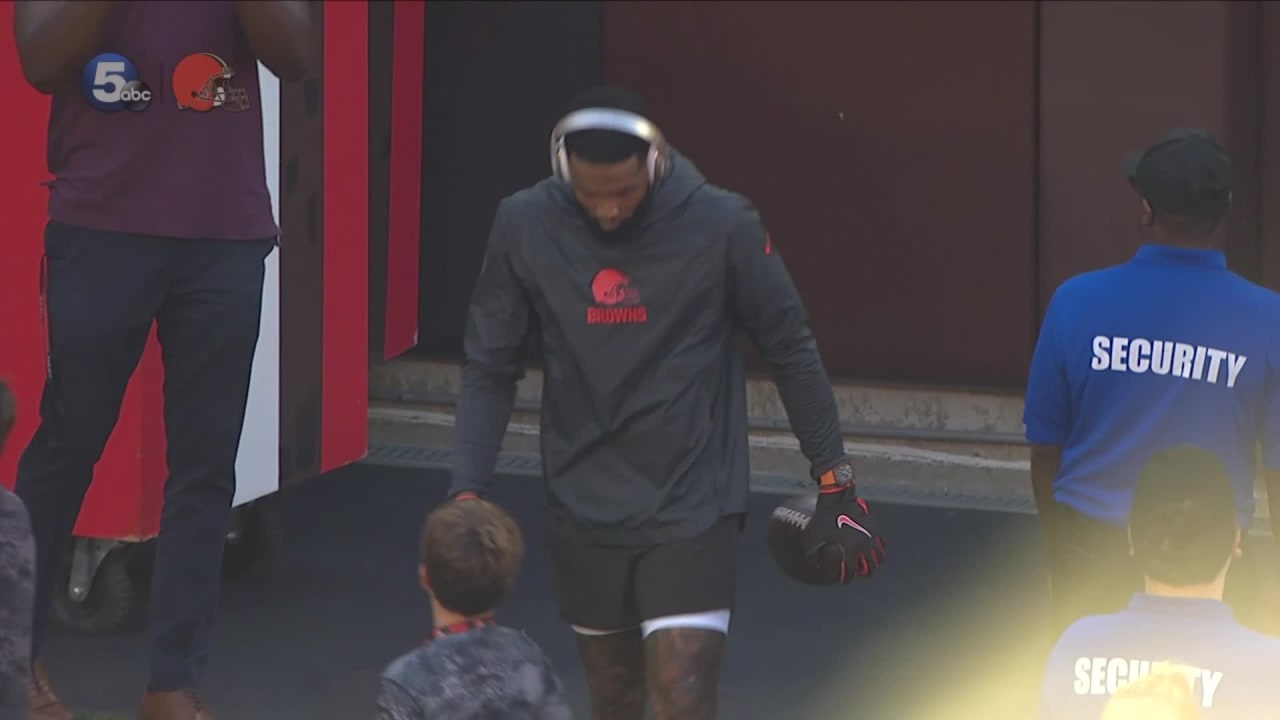 OBJ makes effortless one-handed catch then immediately signs autographs ...