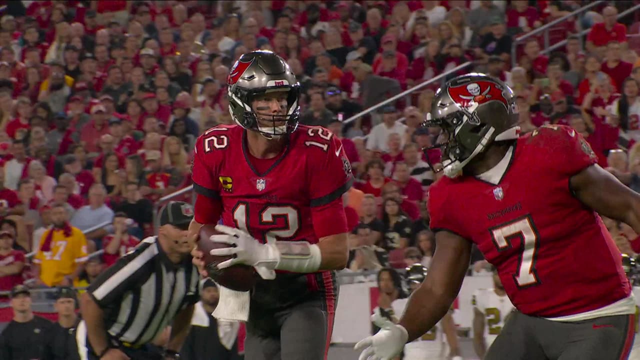 Tampa Bay Buccaneers quarterback Tom Brady's TD pass to tight end Cade ...