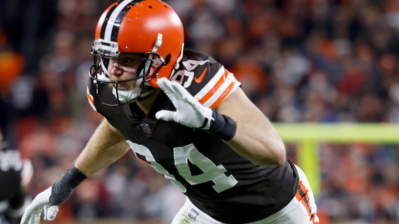 Cleveland Browns defensive end Porter Gustin emerges from pile with Las ...