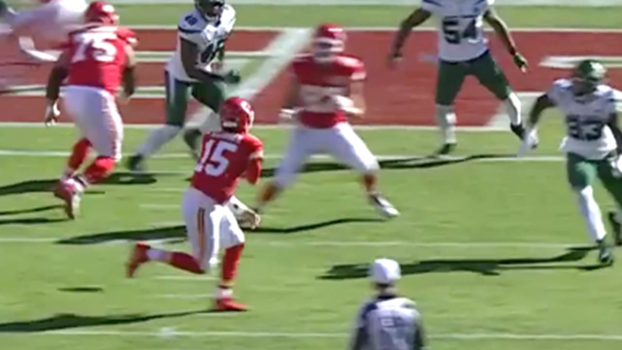 Kansas City Chiefs quarterback Patrick Mahomes underhands slick shovel ...
