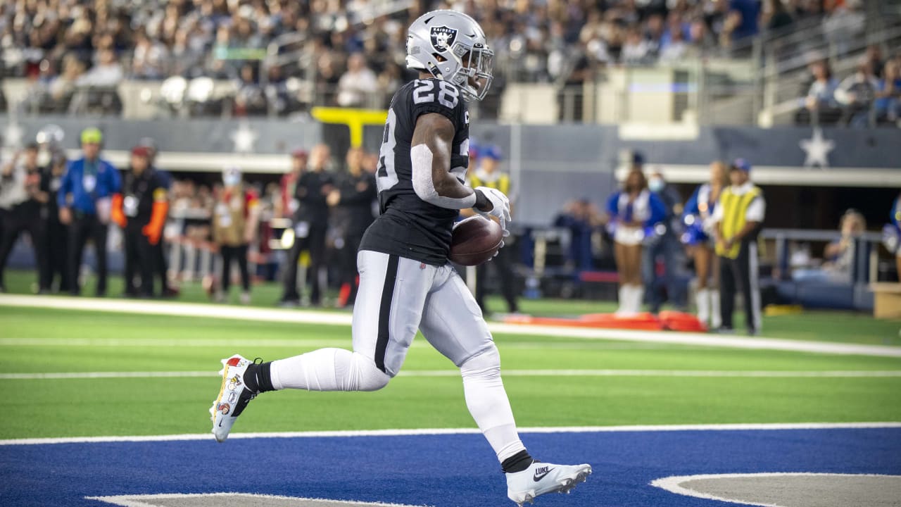 Las Vegas Raiders running back Josh Jacobs plunges in untouched on ...