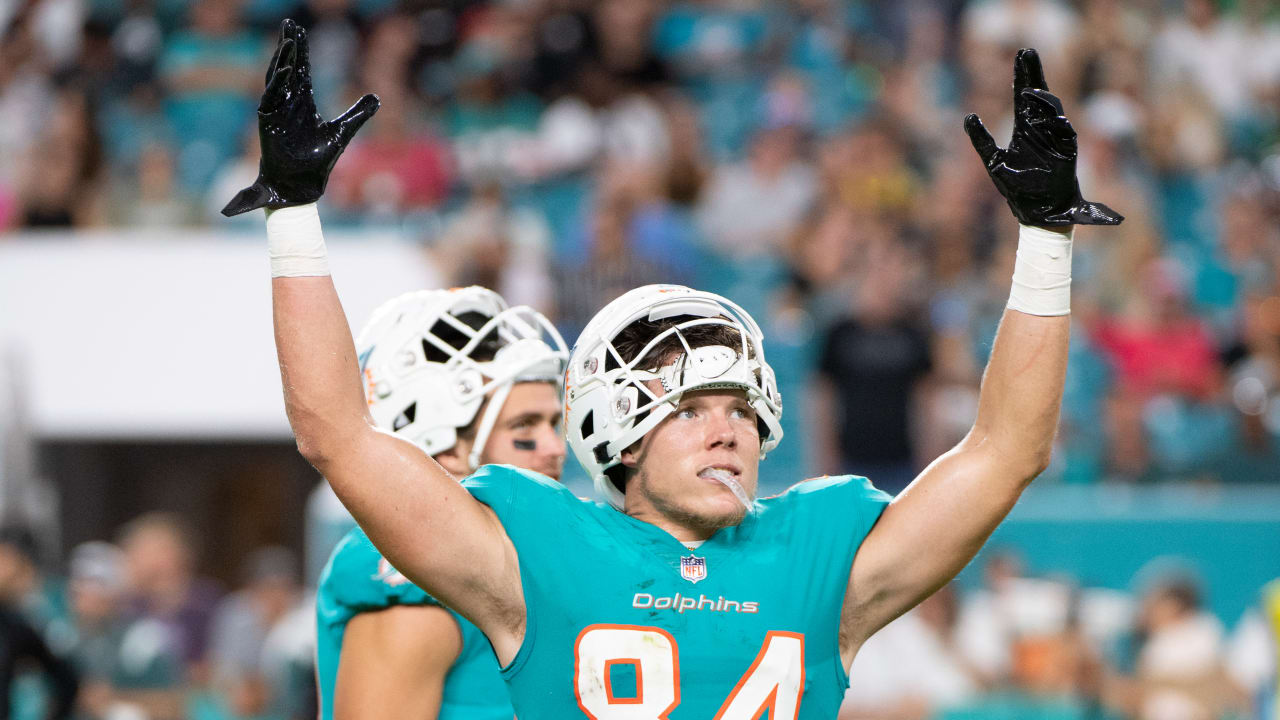 Miami Dolphins tight end Hunter Long jumps defenders coverage to snag ...