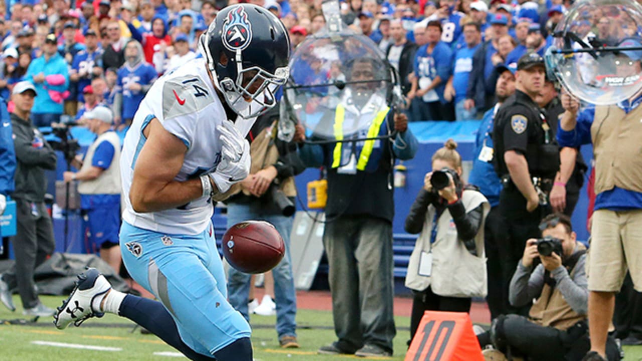 Nick Williams drops pass from Mariota in the end zone