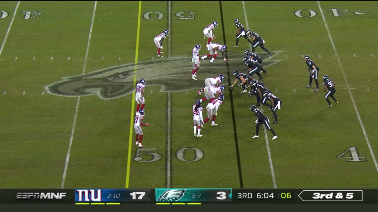 Wentz rips swing pass out to Scott to put Eagles in Giants' territory