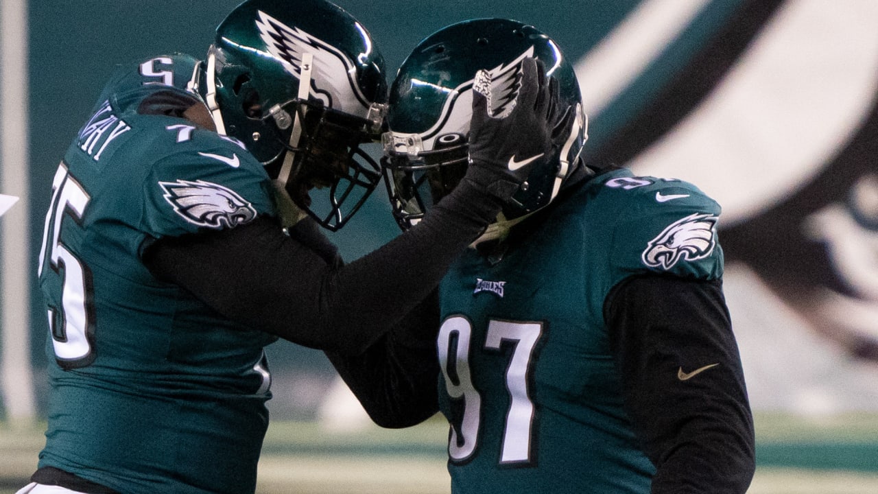 Philadelphia Eagles defensive end Vinny Curry sprints to DiNucci for 12 ...