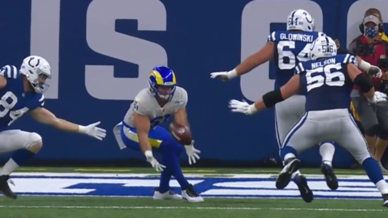 Los Angeles Rams linebacker Troy Reeder reads Indianapolis Colts ...