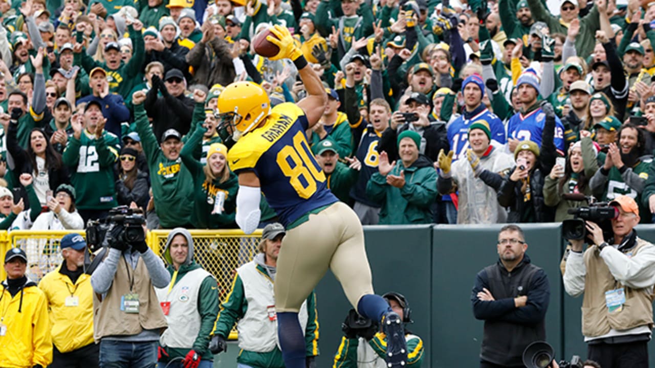 Graham celebrates first TD as a Packer with Lambeau Leap