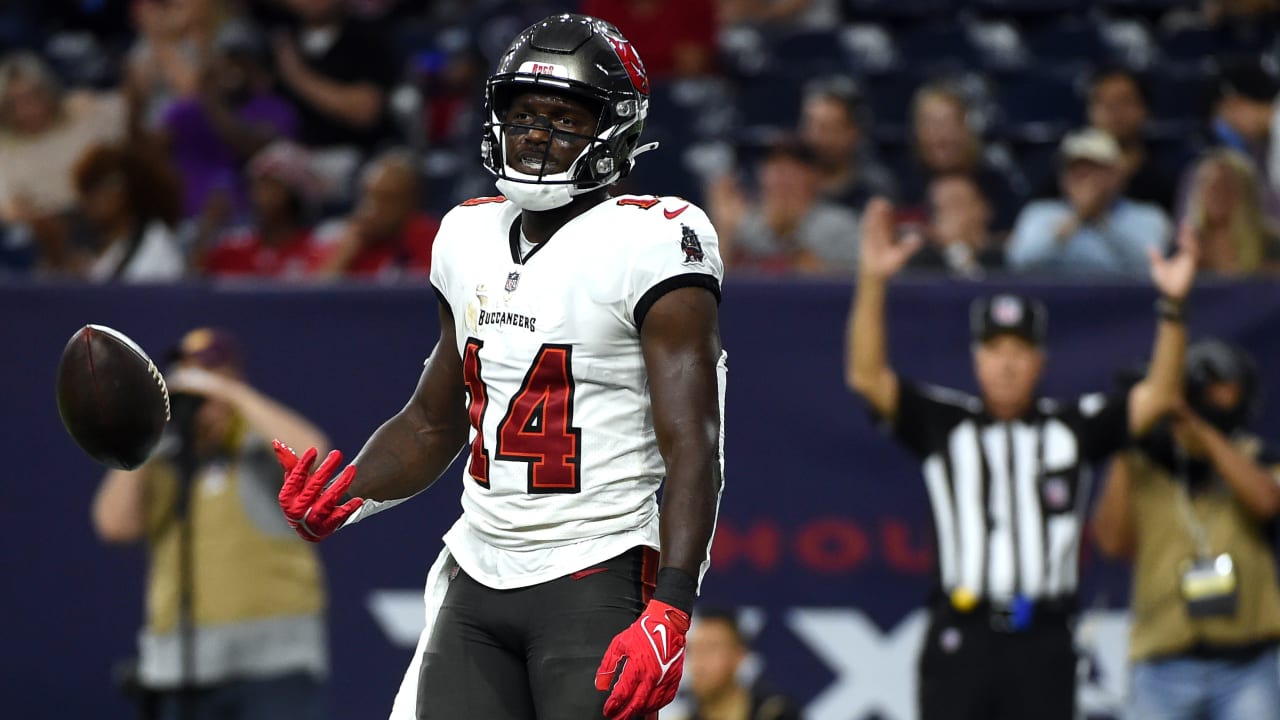 Tampa Bay Buccaneers wide receiver Chris Godwin takes DB for a ride ...