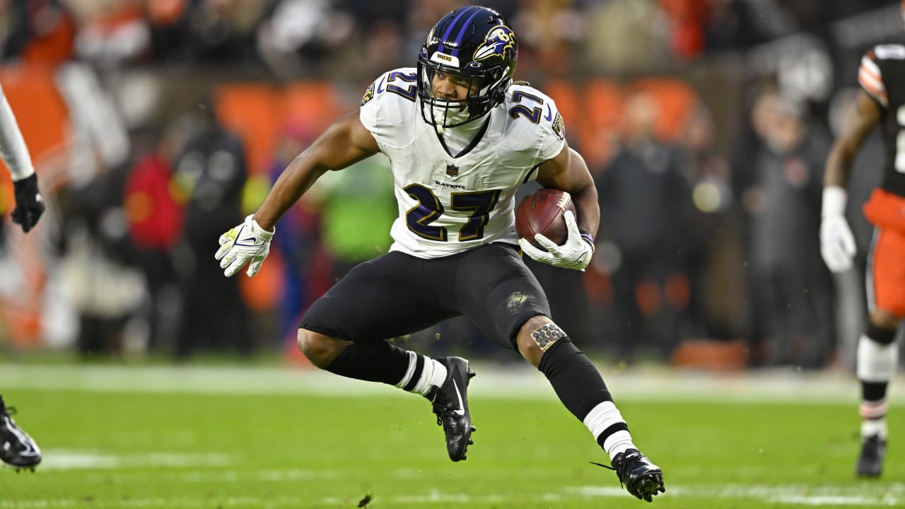 Baltimore Ravens running back J.K. Dobbins bounces it outside for 25 ...