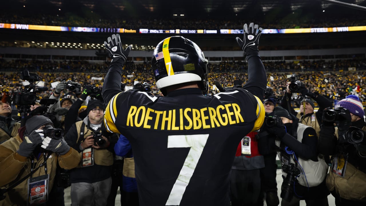 Pittsburgh Steelers quarterback Ben Roethlisberger celebrates his team ...