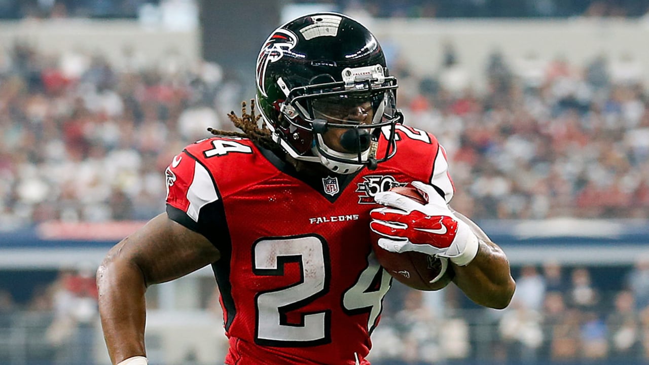 Devonta Freeman puts Falcons on his back