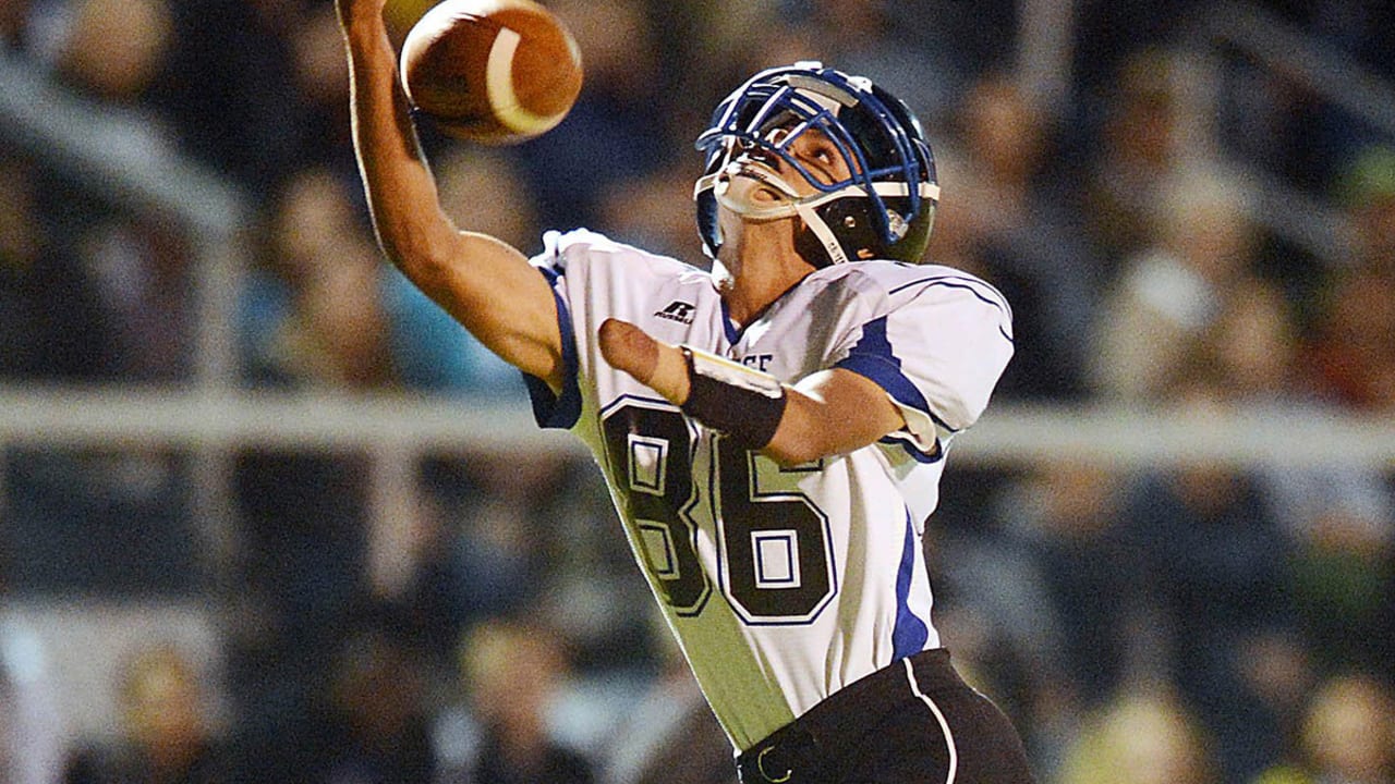 One-handed WR breaks school record for receiving yards